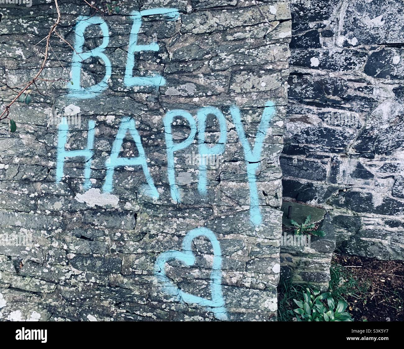 Be Happy Message sprayed on a stone wall Stock Photo - Alamy