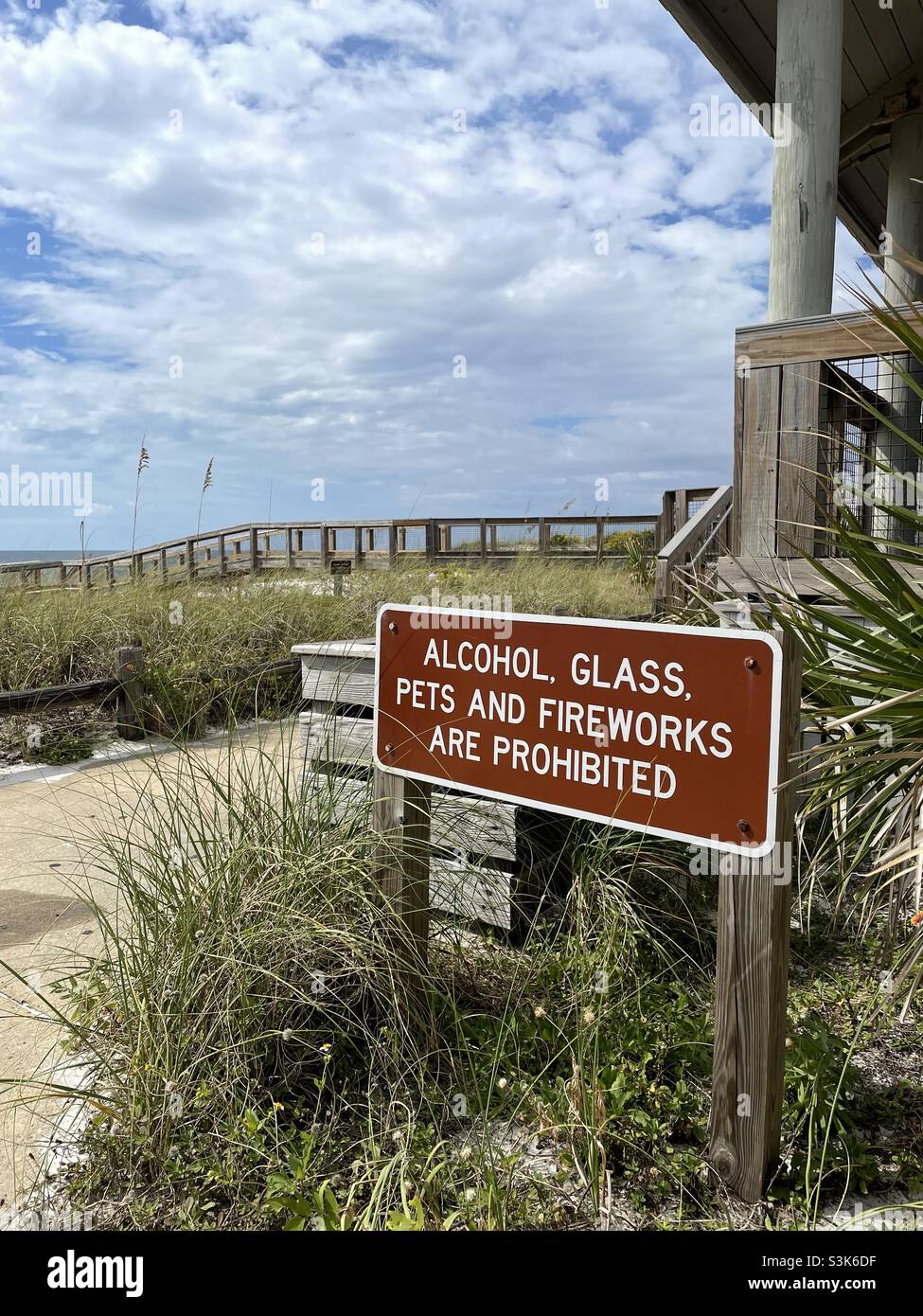 Beach sign, no alcohol, glass, pets or fireworks on Florida beach Stock ...