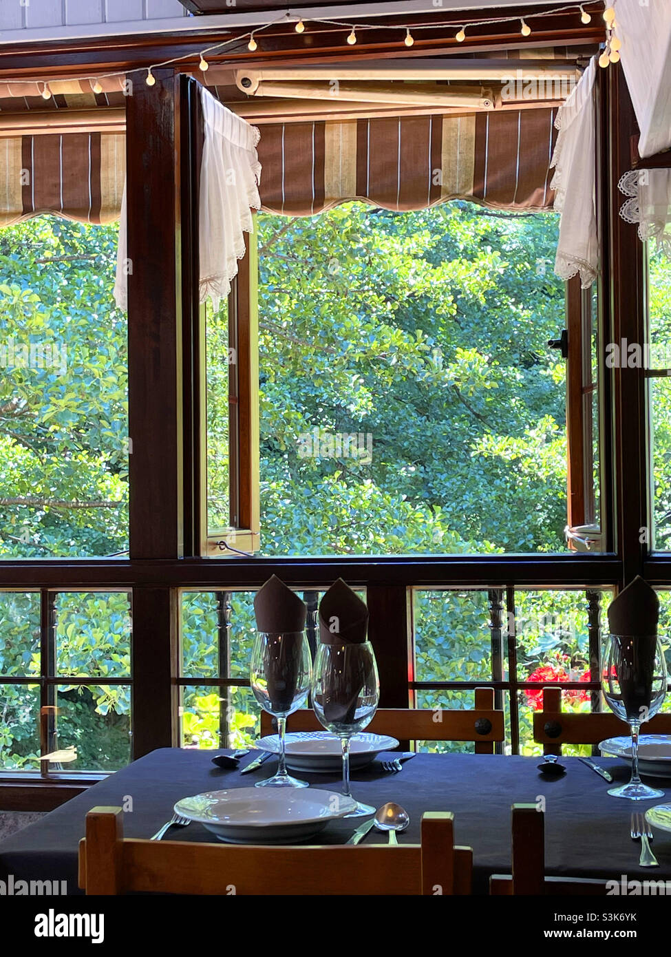 Good restaurant interior hi-res stock photography and images - Alamy