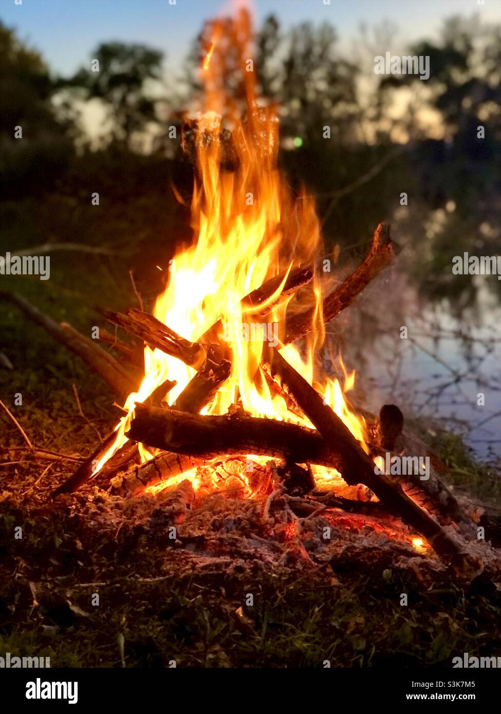Lakeside fire hi-res stock photography and images - Alamy
