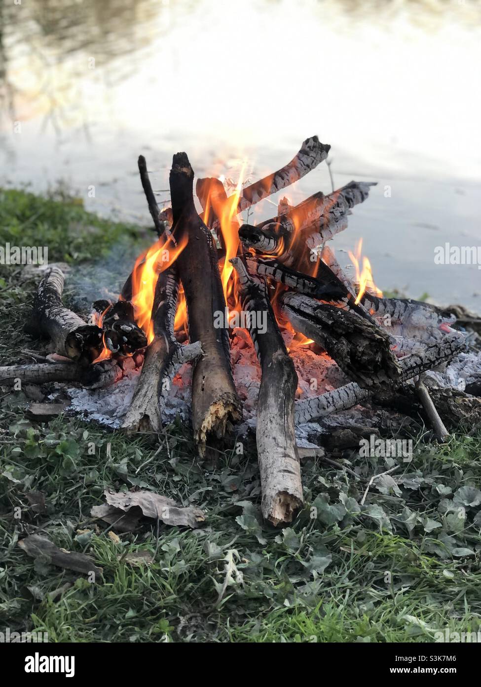 Lakeside fire hi-res stock photography and images - Alamy