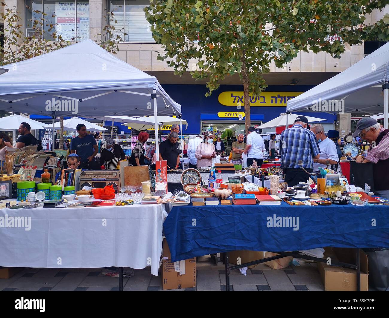 Flea market on street smartphone stock photos and images - Alamy