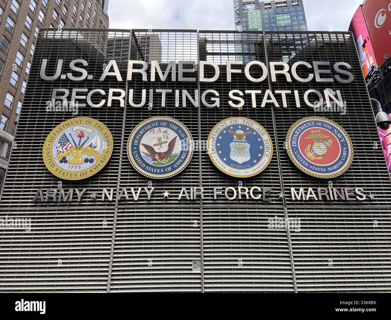 Armed forces times square recruiting station hi-res stock photography and images - Alamy