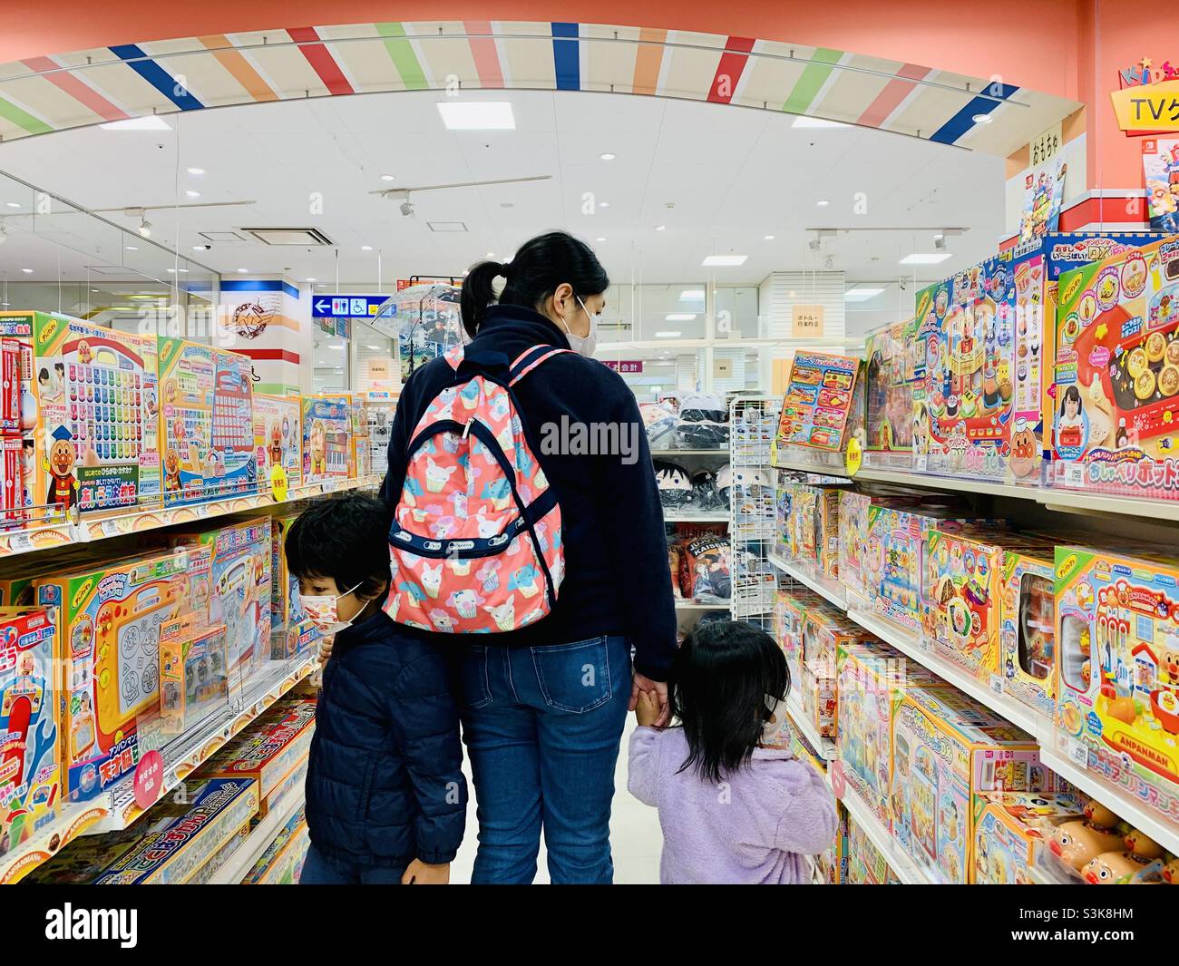 Kids in toy store hi-res stock photography and images - Alamy