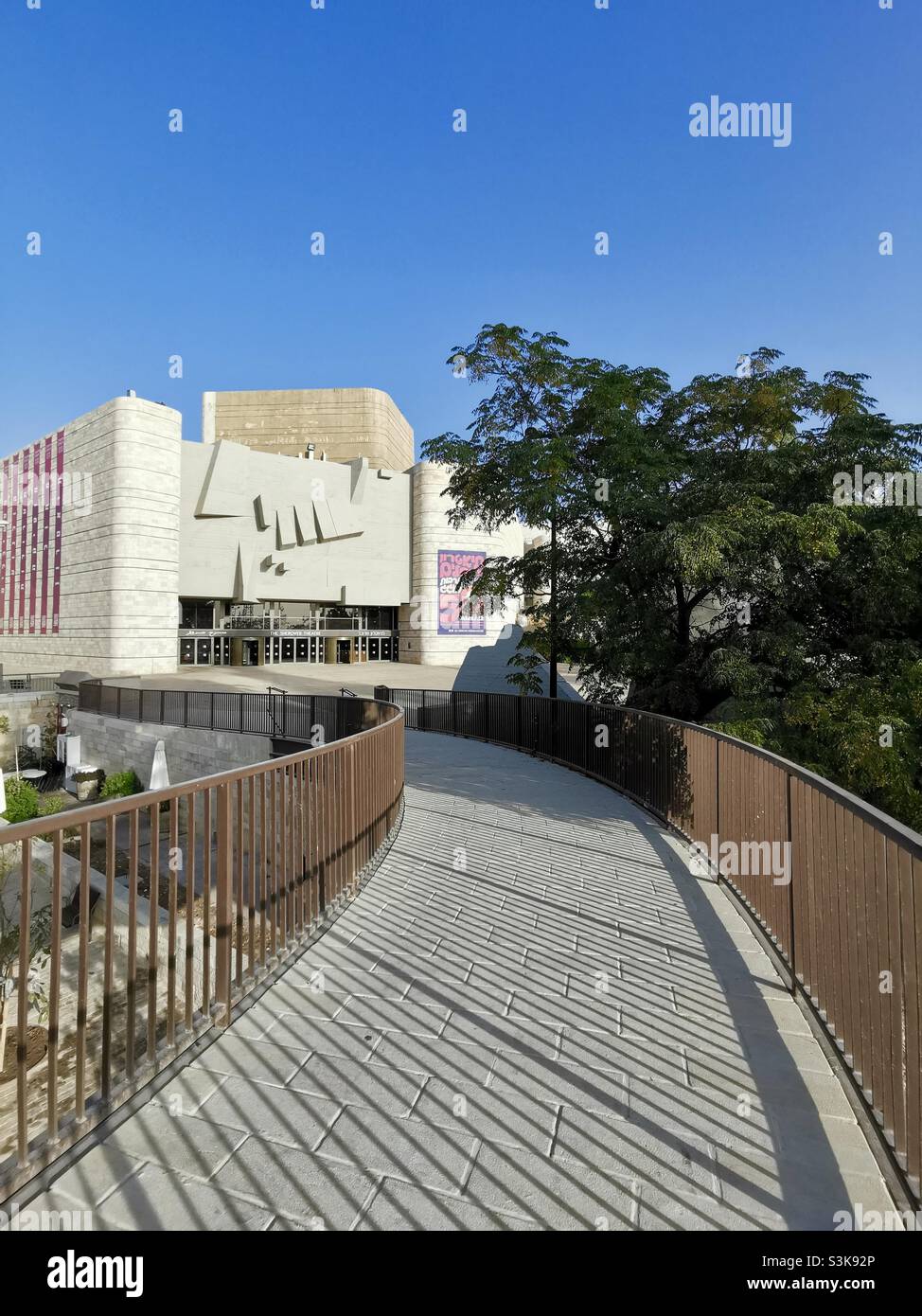 The new pedestrian bridge connecting the Jerusalem theater and the ...