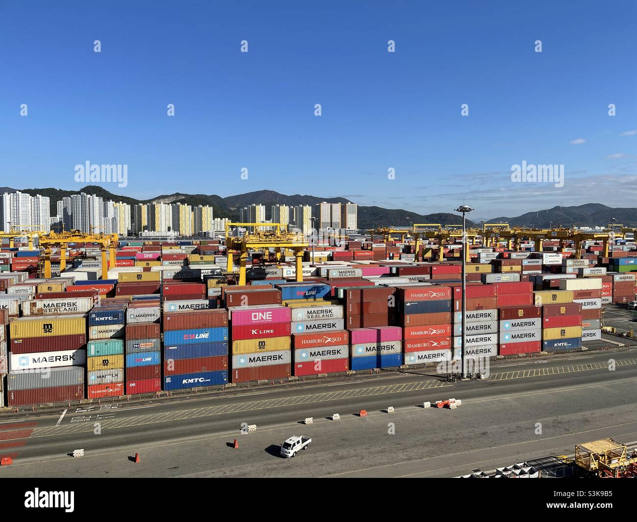 Ship container houses hi-res stock photography and images - Alamy