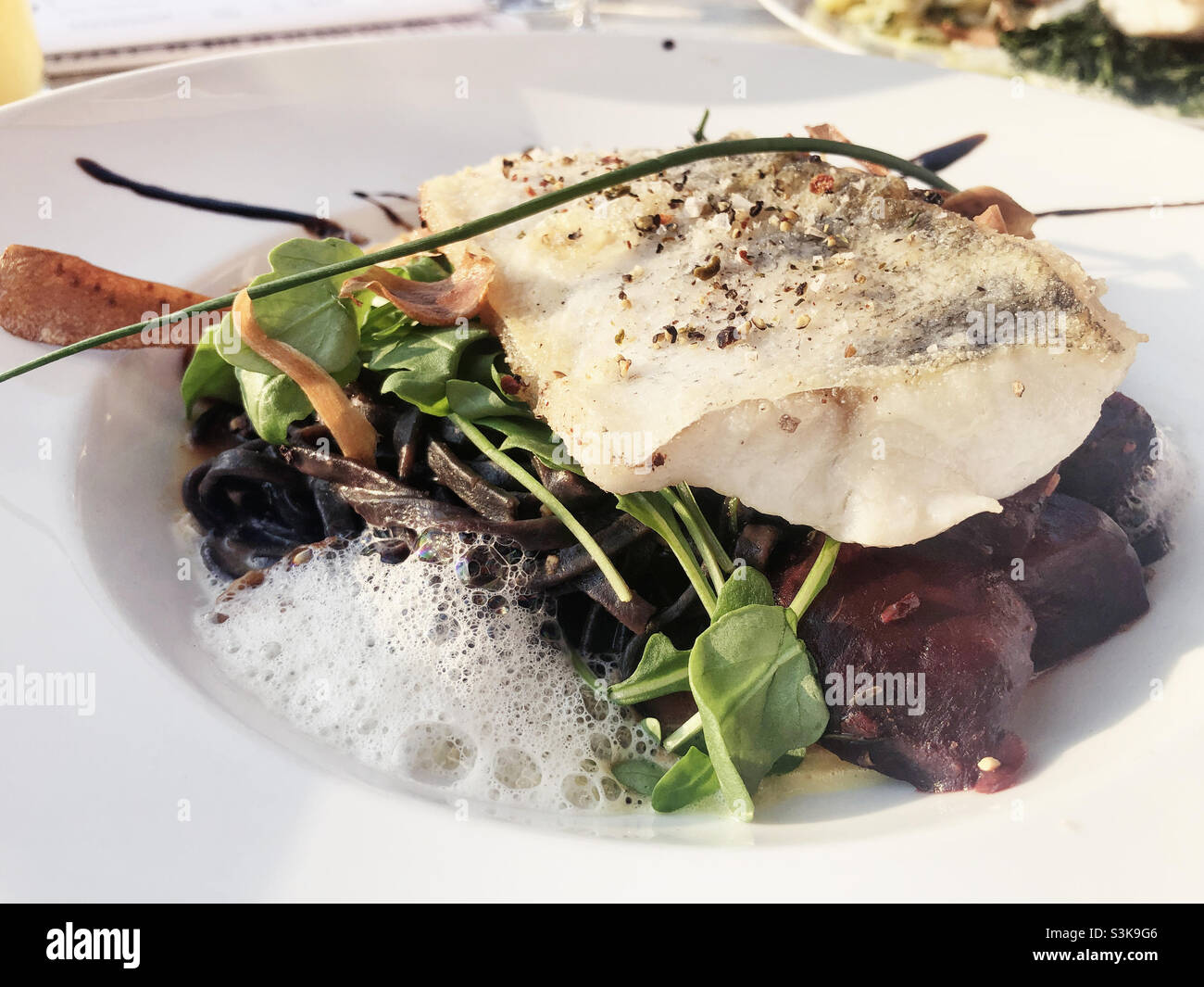 Grilled fish with rocket hi-res stock photography and images - Alamy