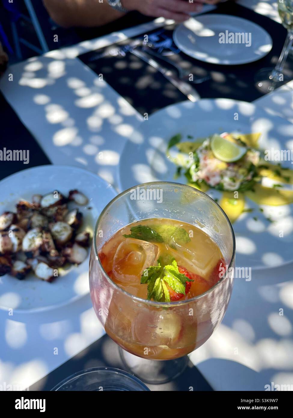 Cocktail lunch hi-res stock photography and images - Alamy