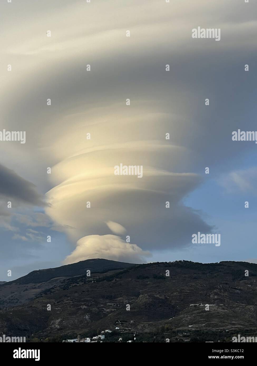 Stacked lenticular cloud hi-res stock photography and images - Alamy