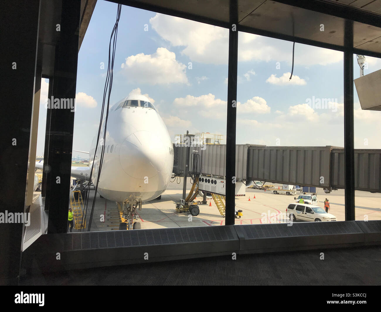 Plane at the departure gate in Newark International Airport Stock Photo ...