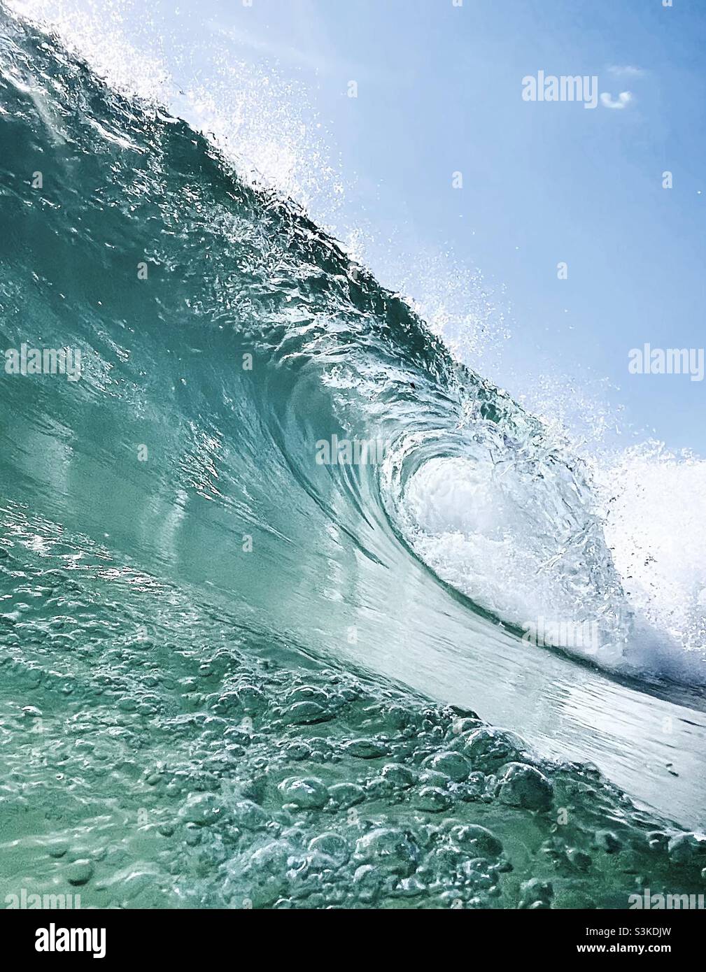 Crystal blue waves hi-res stock photography and images - Alamy