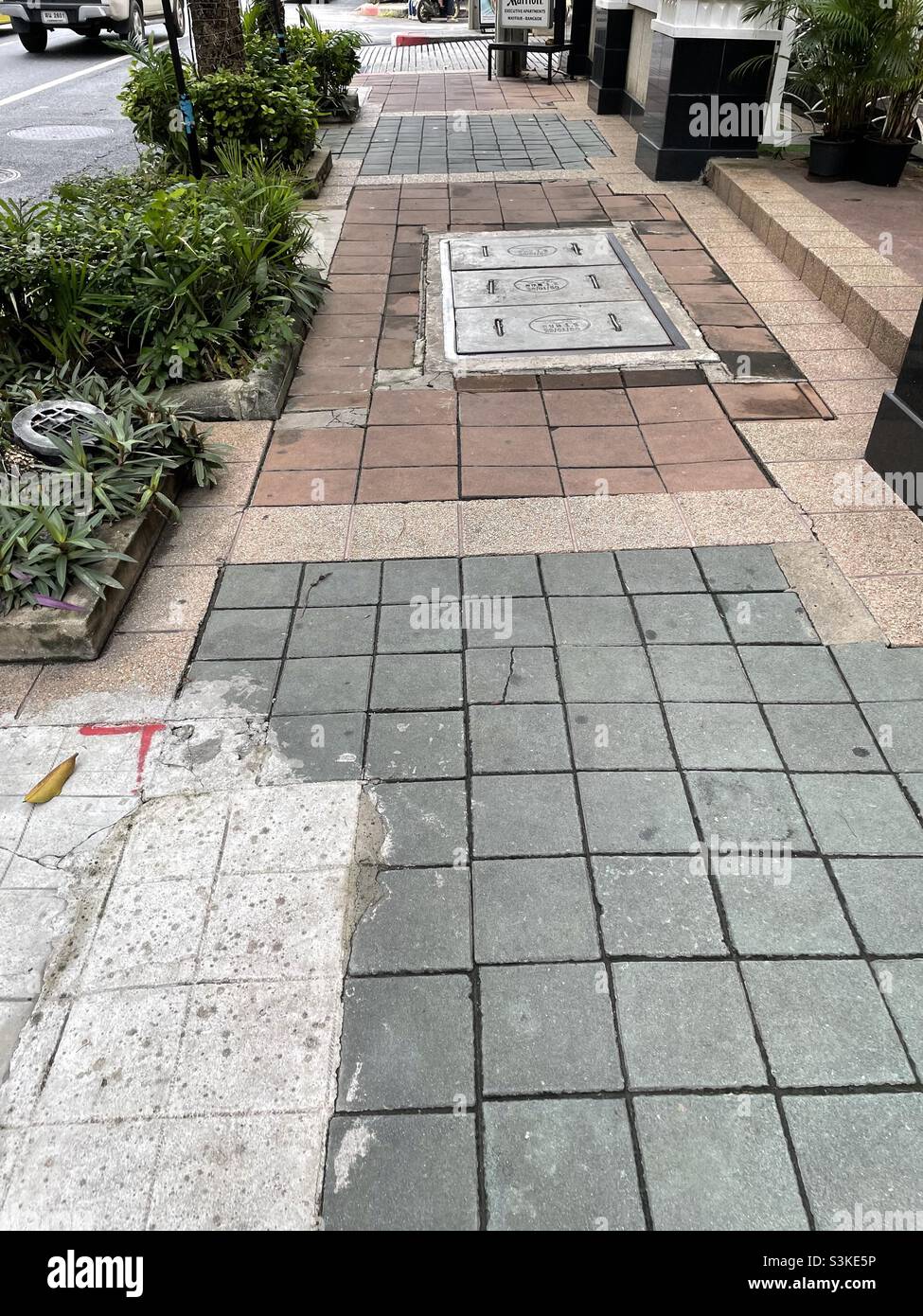 Side of footpath hi-res stock photography and images - Alamy