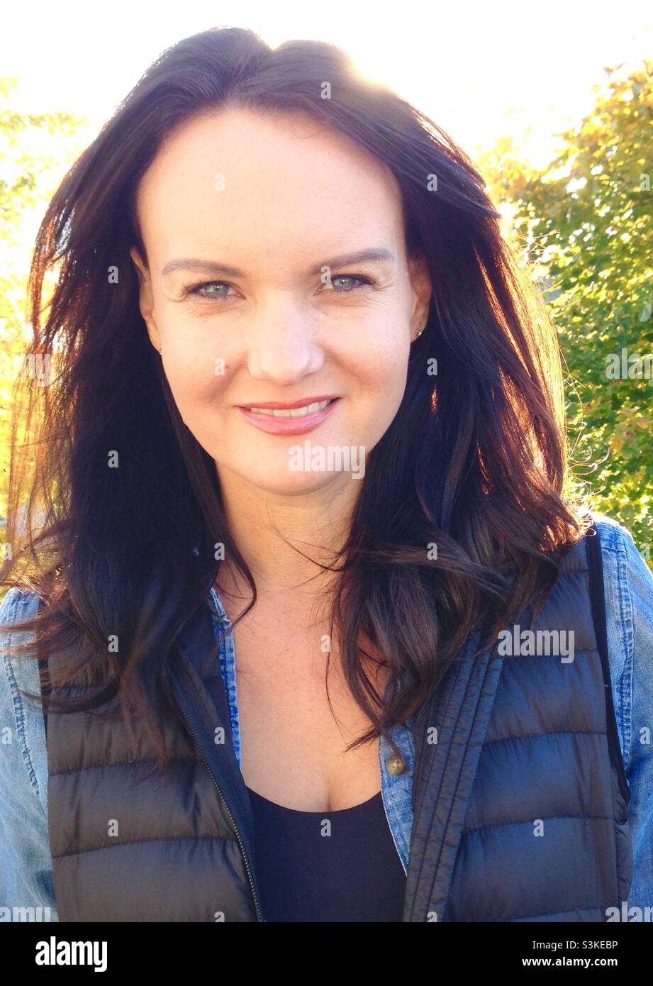 Natural light woman portrait hi-res stock photography and images - Alamy