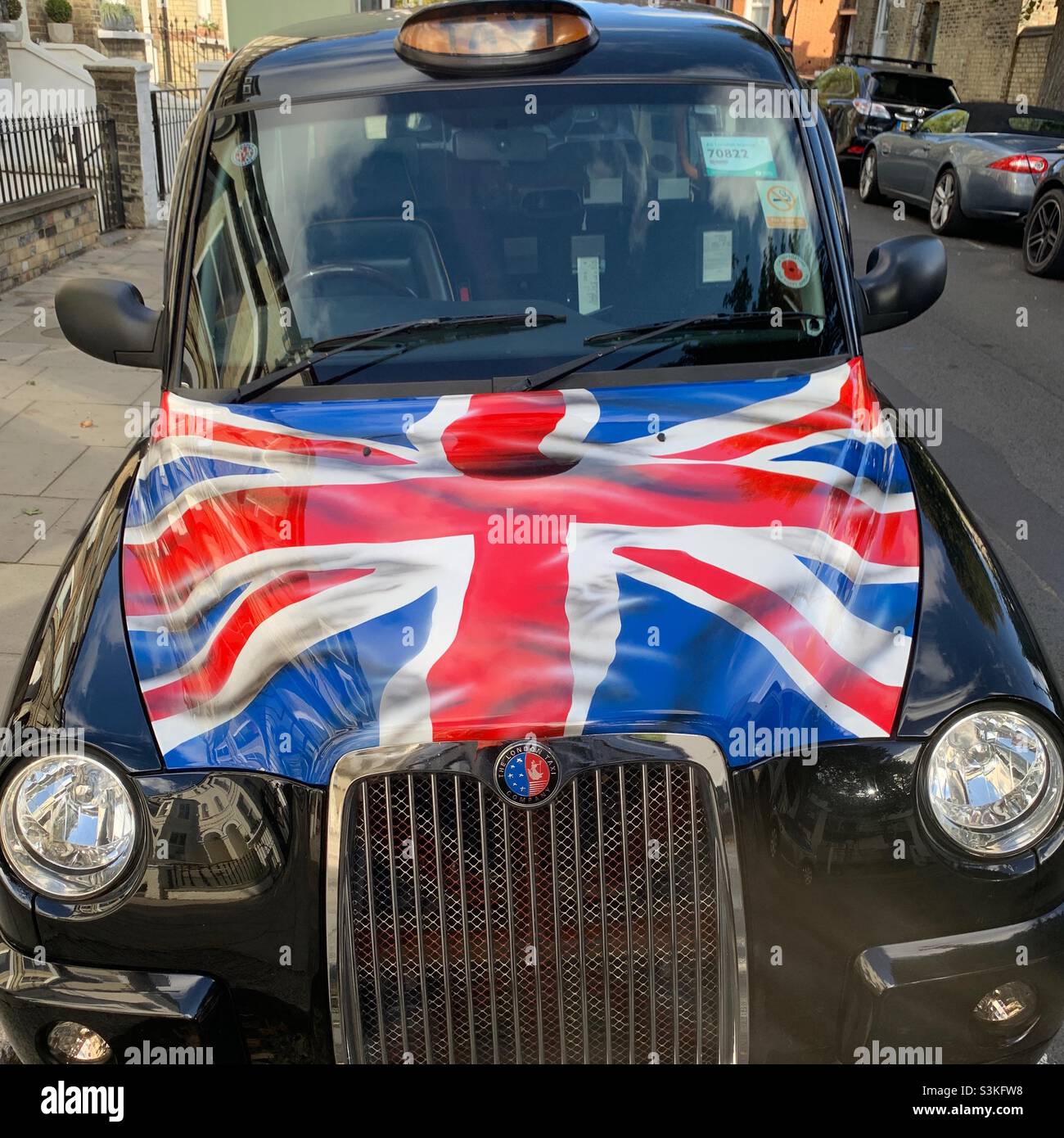 London Taxi with Union Jack bonnet, London, UK Stock Photo - Alamy