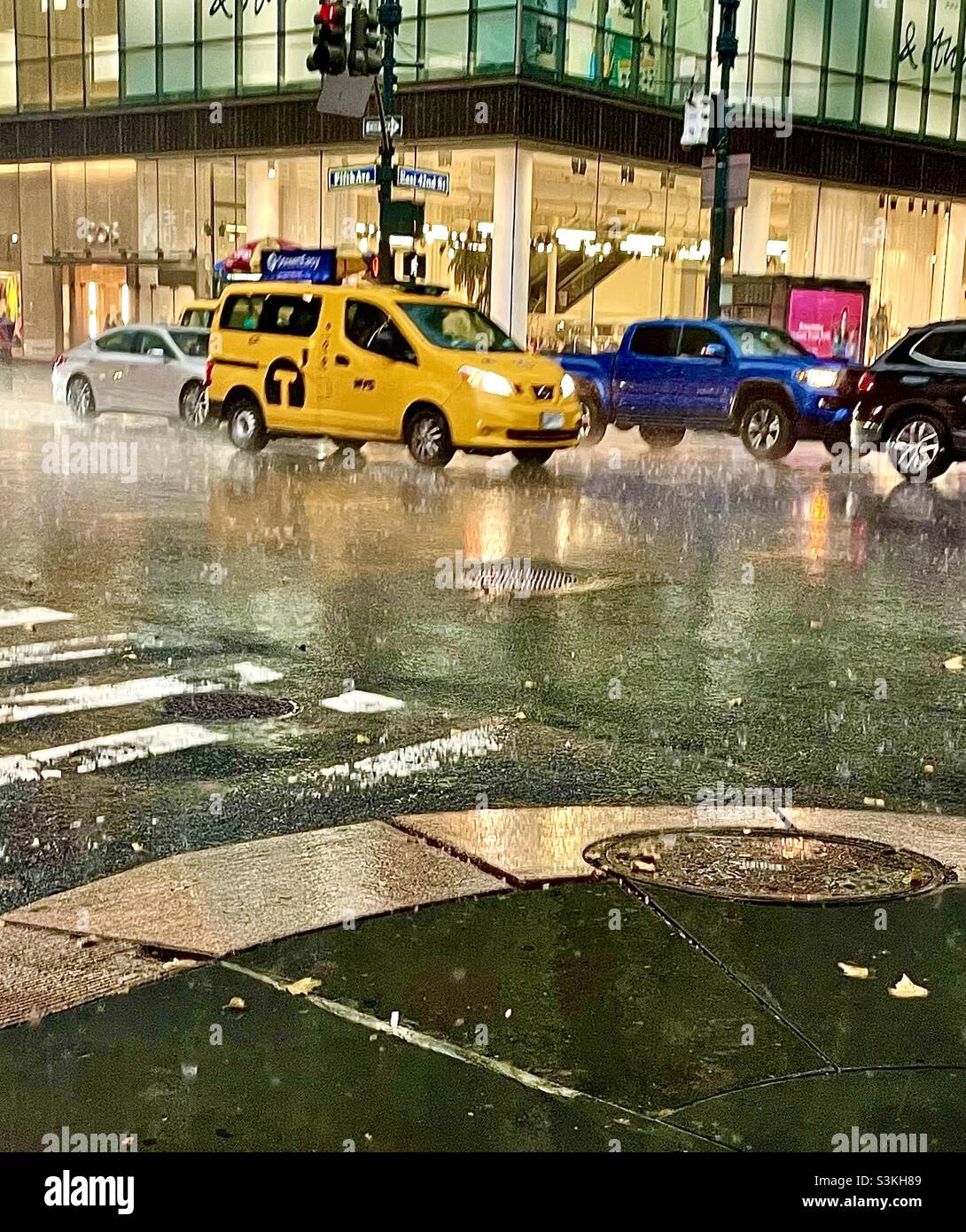 Traffic in New York City during a rain storm Stock Photo - Alamy