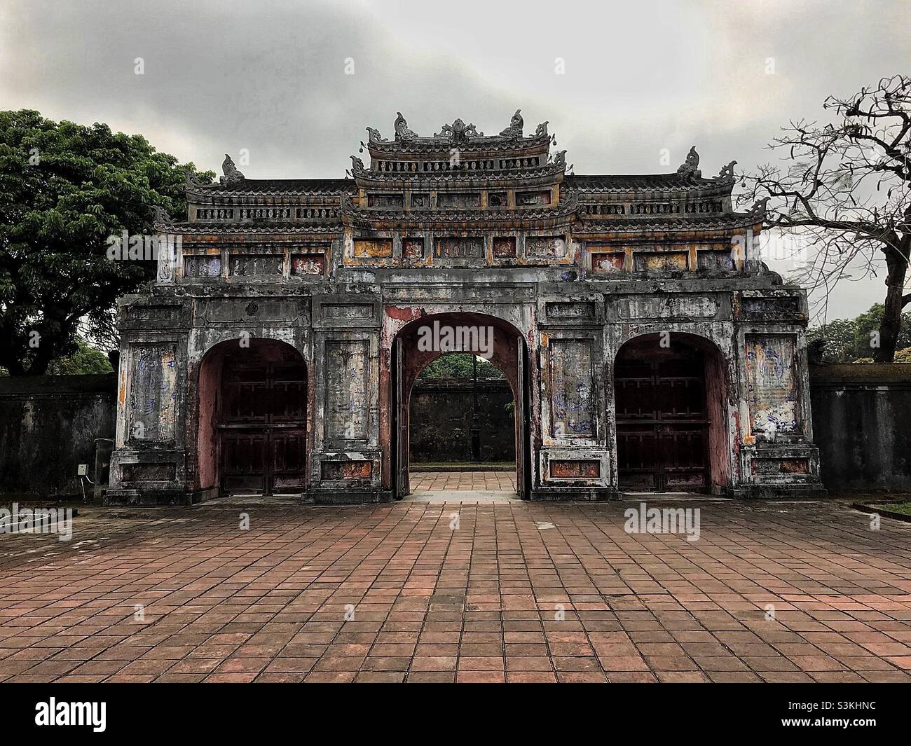 Old gates hi-res stock photography and images - Alamy