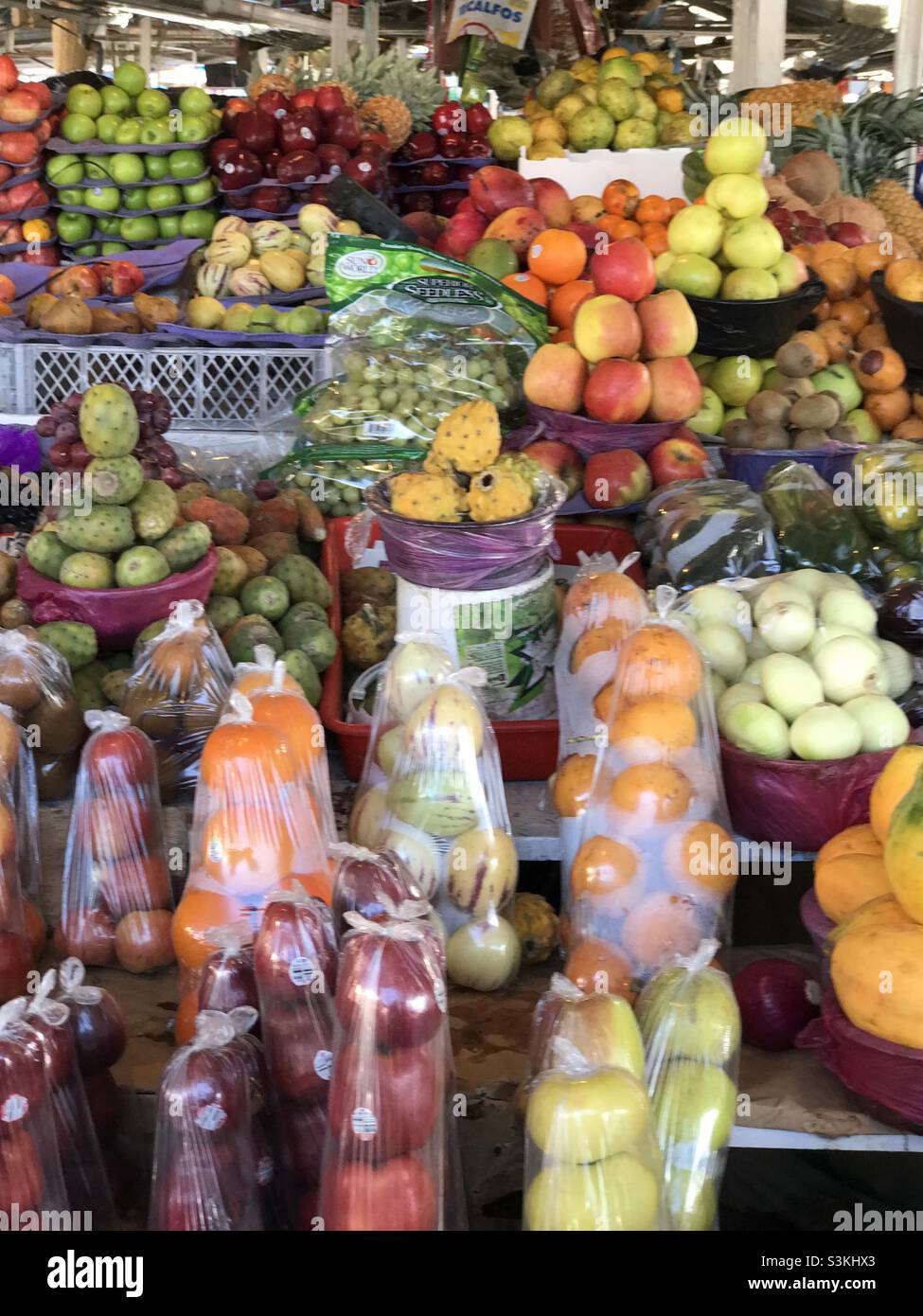 Ecuador fruits market hi-res stock photography and images - Alamy