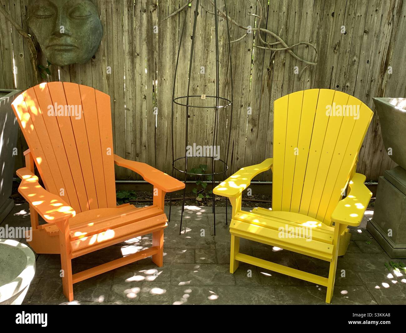Adirondack chair garden hi-res stock photography and images - Alamy