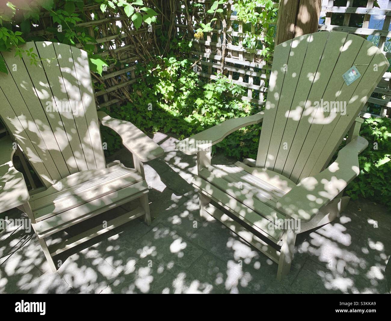Adirondack chair garden hi-res stock photography and images - Alamy