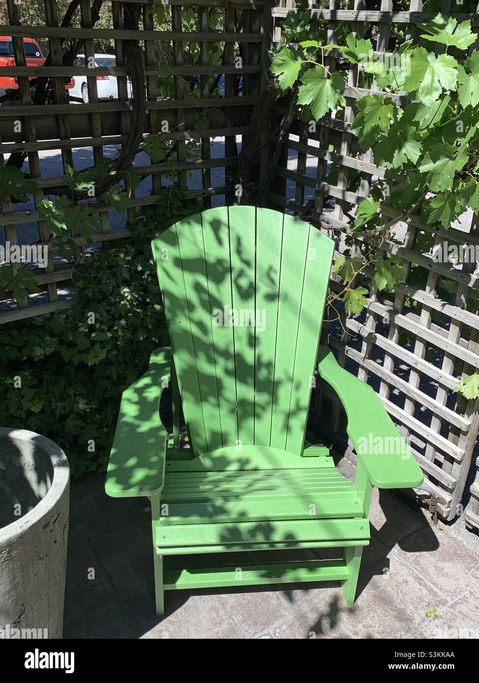 Adirondack chair garden hi-res stock photography and images - Alamy