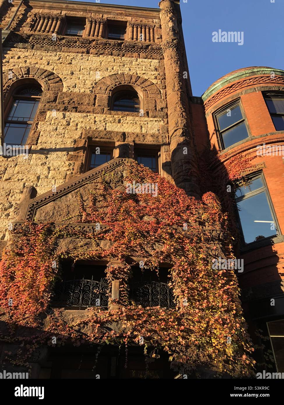Brownstone building hi-res stock photography and images - Alamy