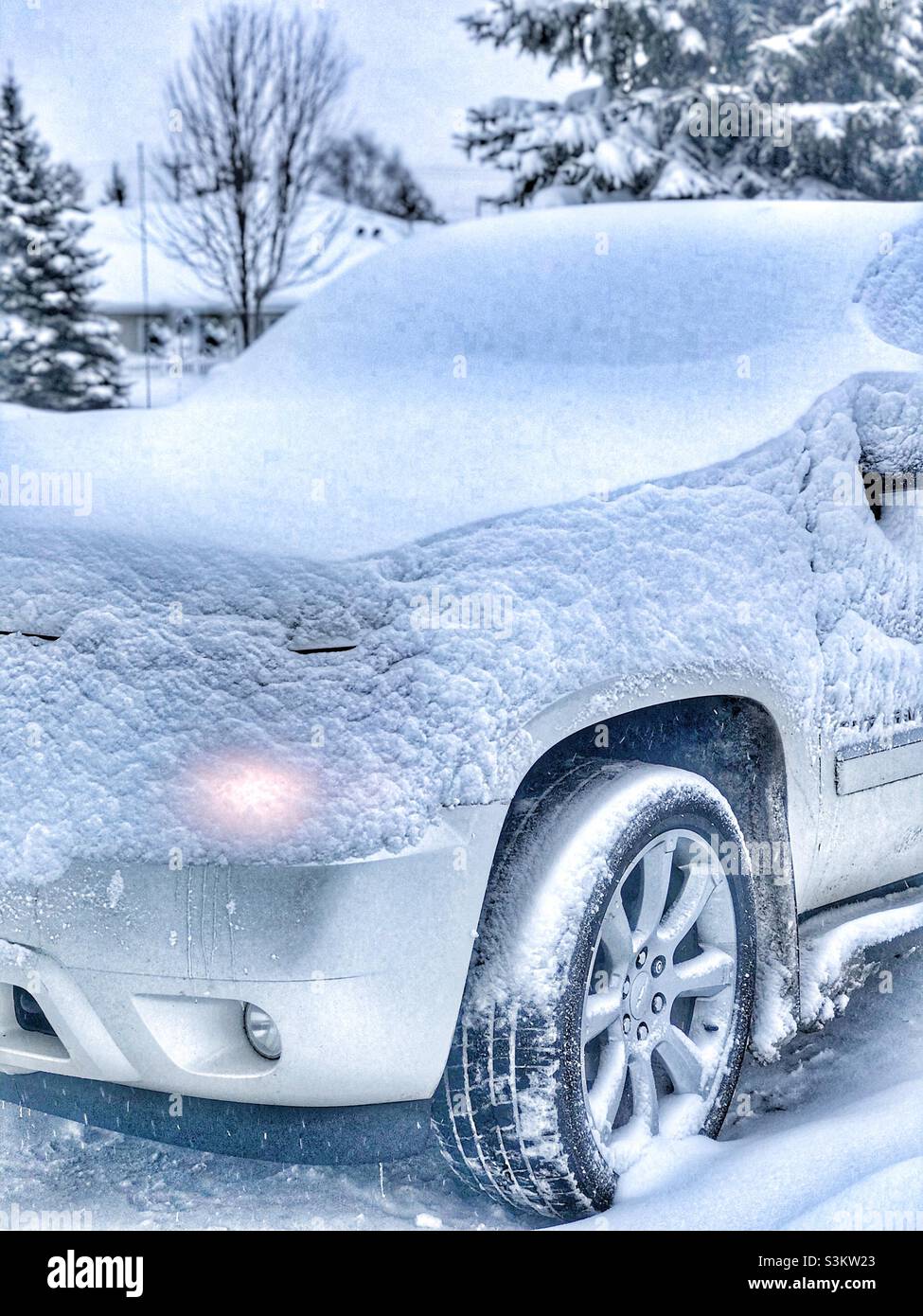 Truck covered in snow hi-res stock photography and images - Alamy