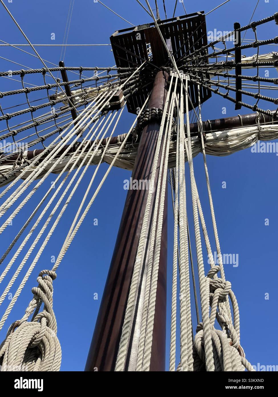 Crows nest rigging hi-res stock photography and images - Alamy