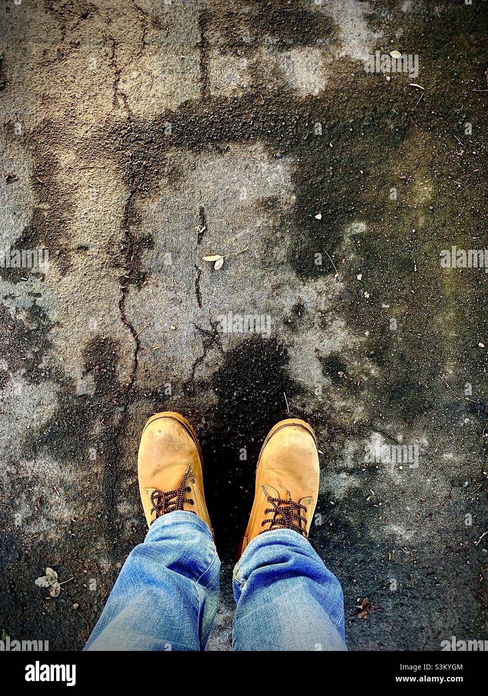 Empty shoes hi-res stock photography and images - Alamy