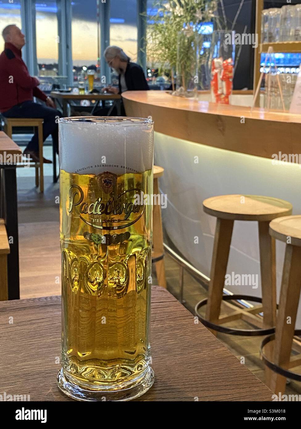 Beer airport bar hi-res stock photography and images - Alamy