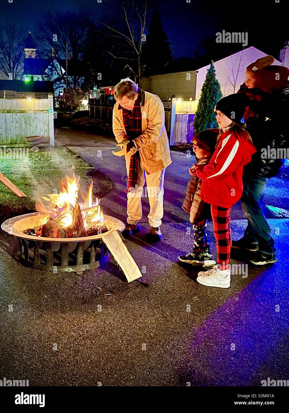 Family fire pit hi-res stock photography and images - Alamy