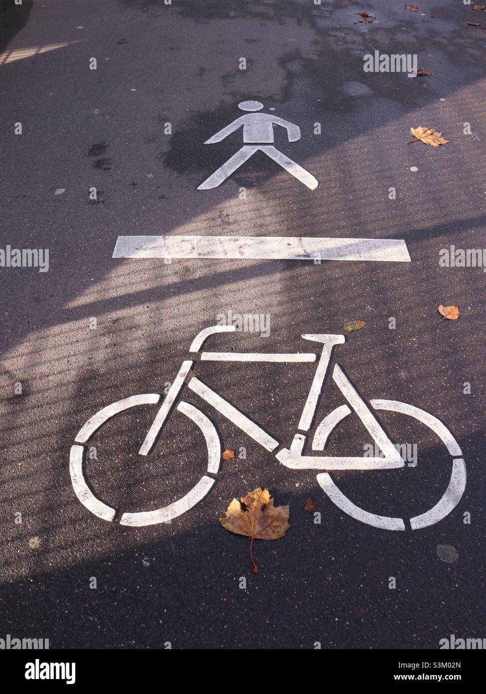 Cross cycle hi-res stock photography and images - Alamy