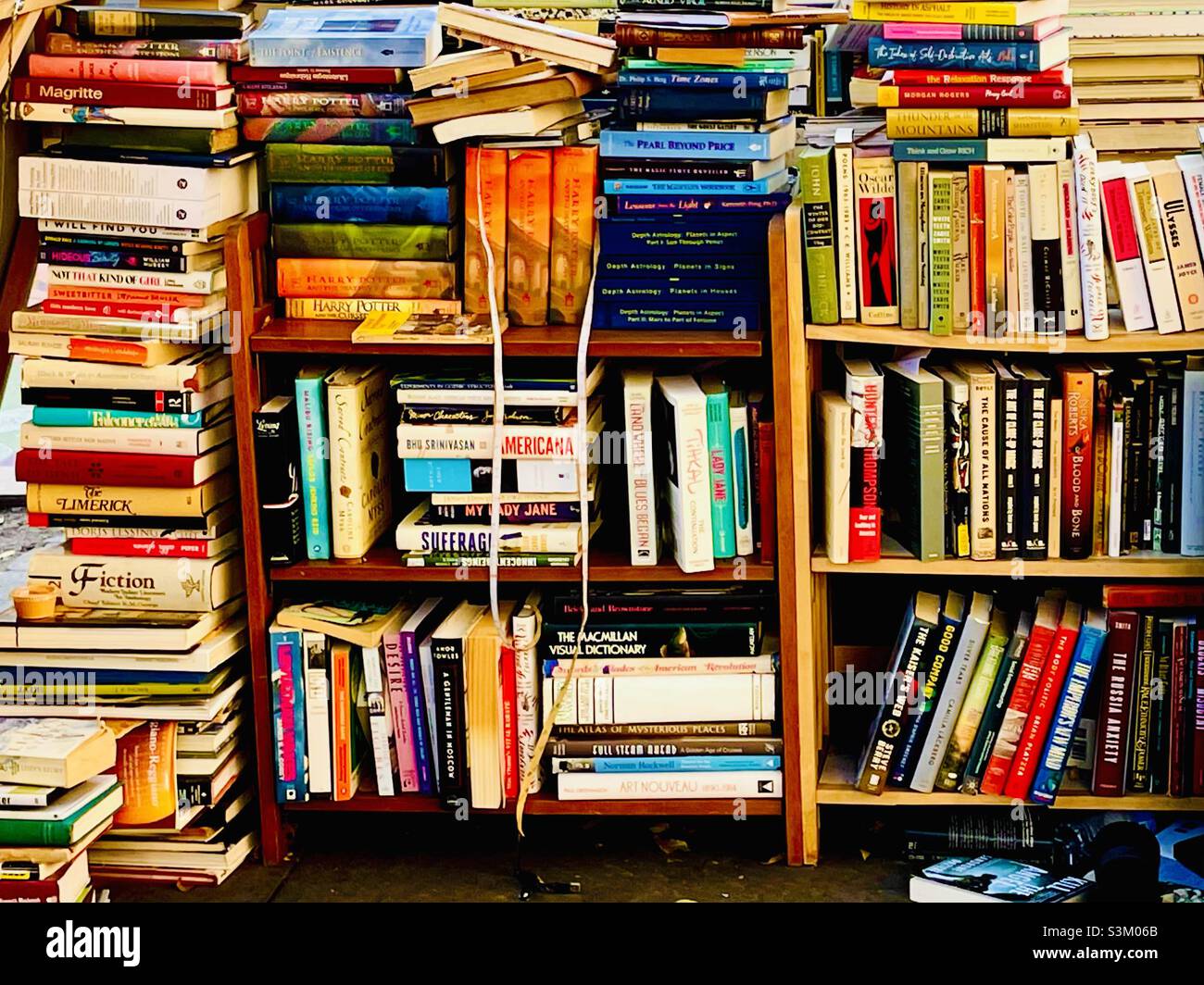 Reading stacks hi-res stock photography and images - Alamy