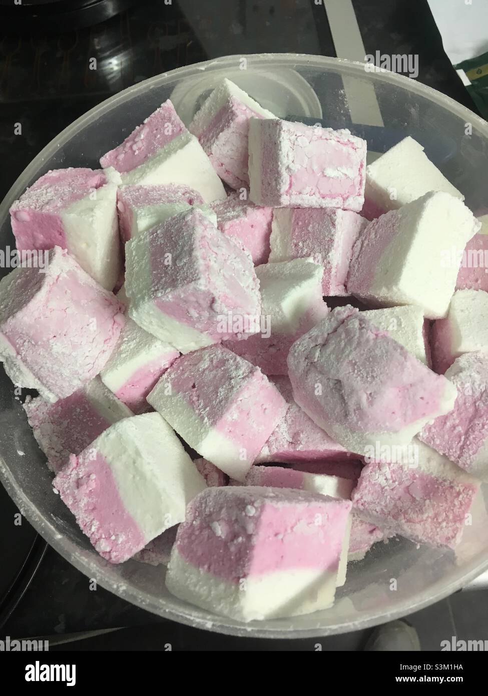 Pink white marshmallow hi-res stock photography and images - Alamy