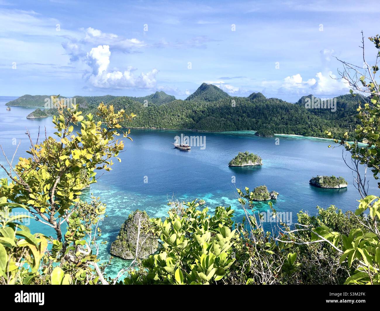 Raja ampat boat hi-res stock photography and images - Alamy