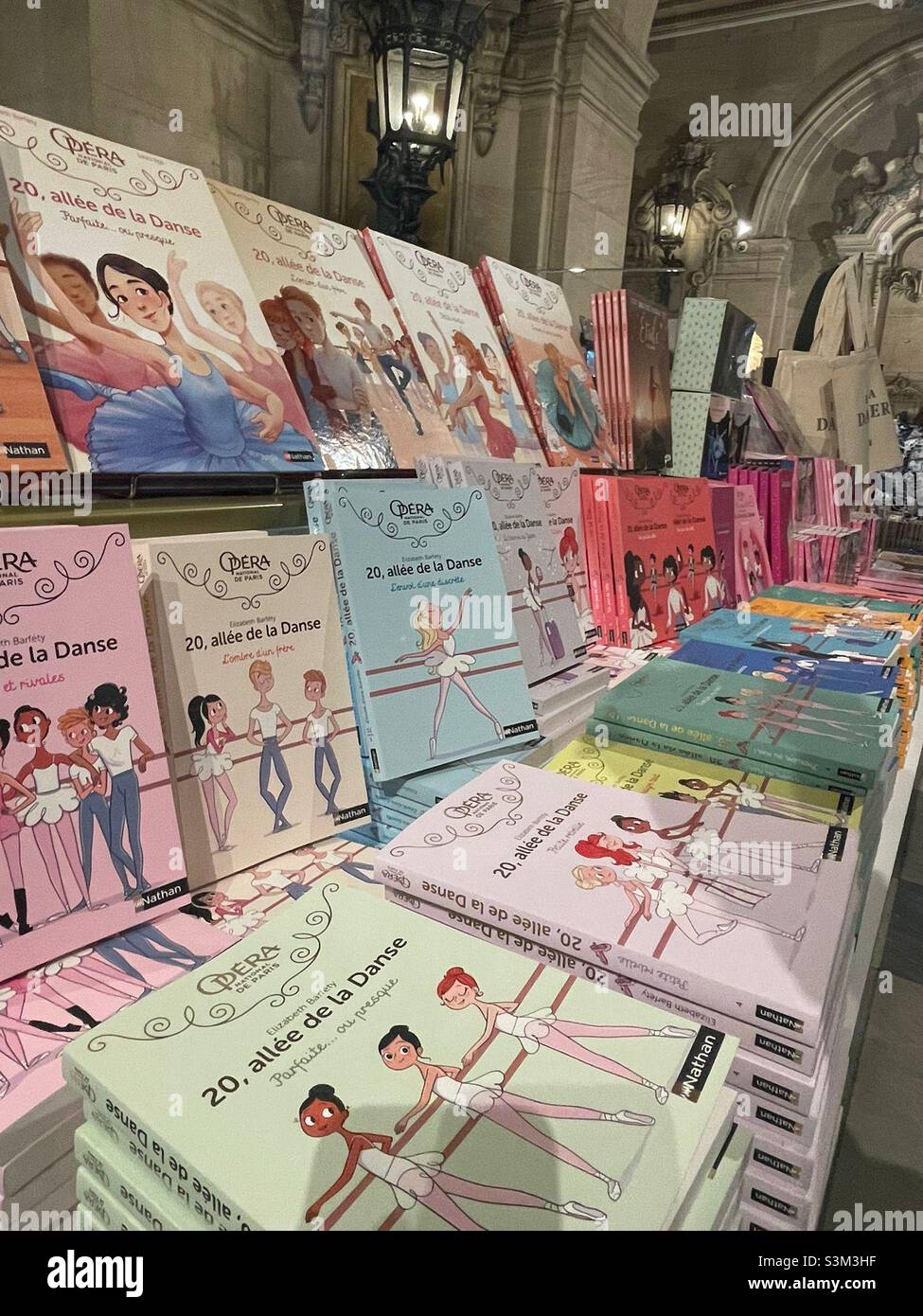 Livre paris hi-res stock photography and images - Alamy