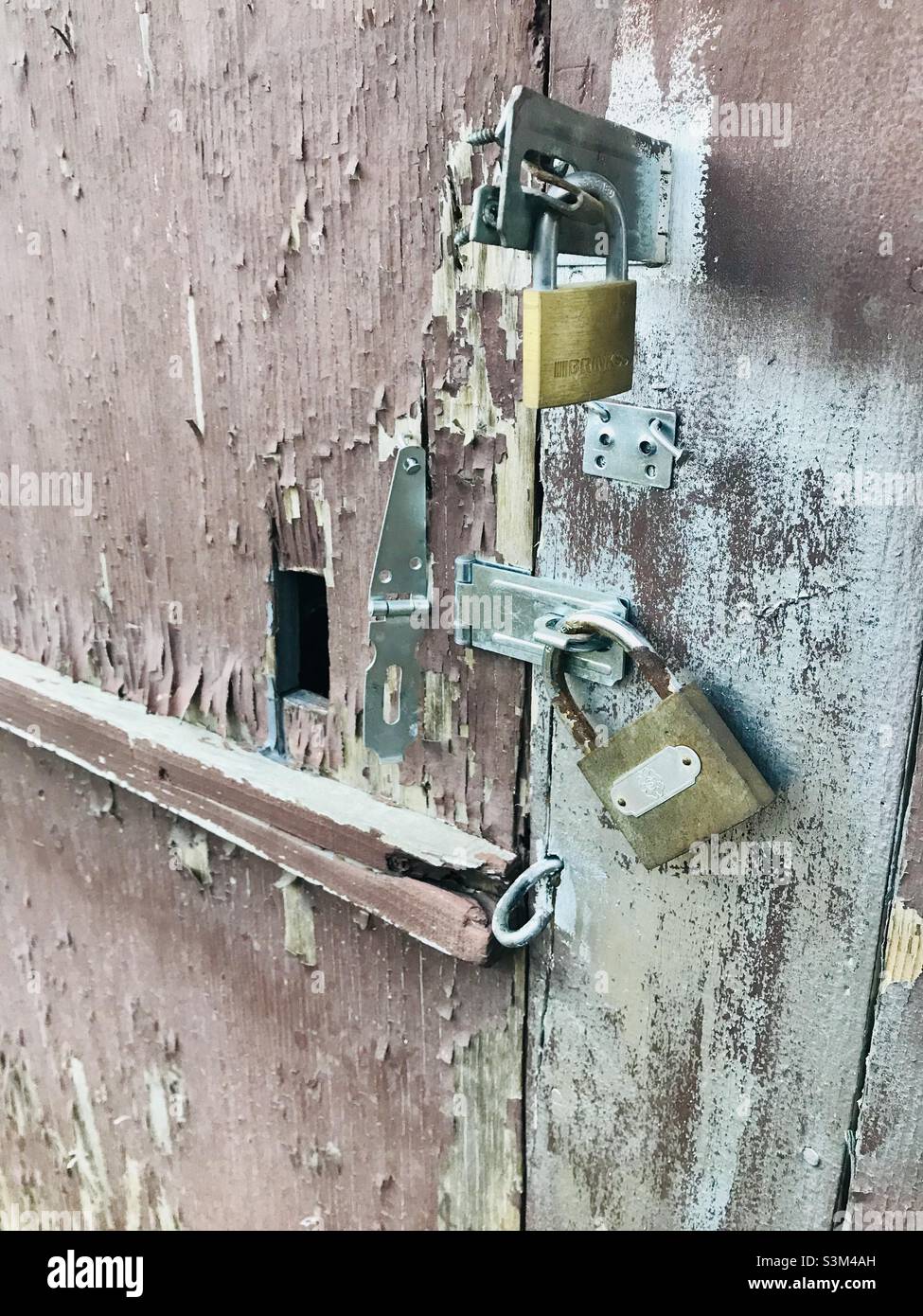Insecure broken lock hi-res stock photography and images - Alamy