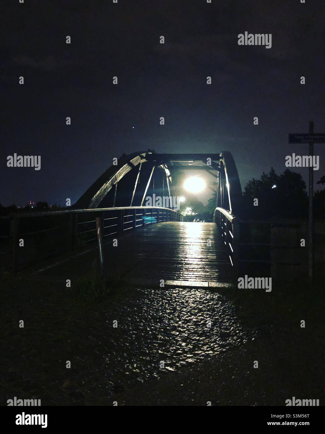 Night bridge dark hi-res stock photography and images - Alamy