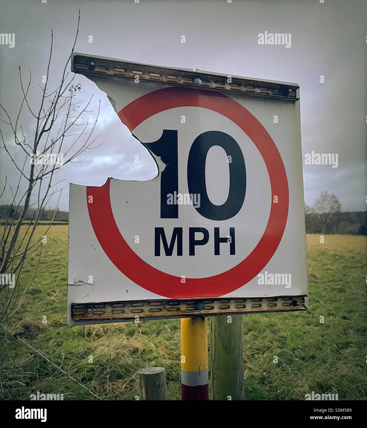 10mph limit sign hi-res stock photography and images - Alamy