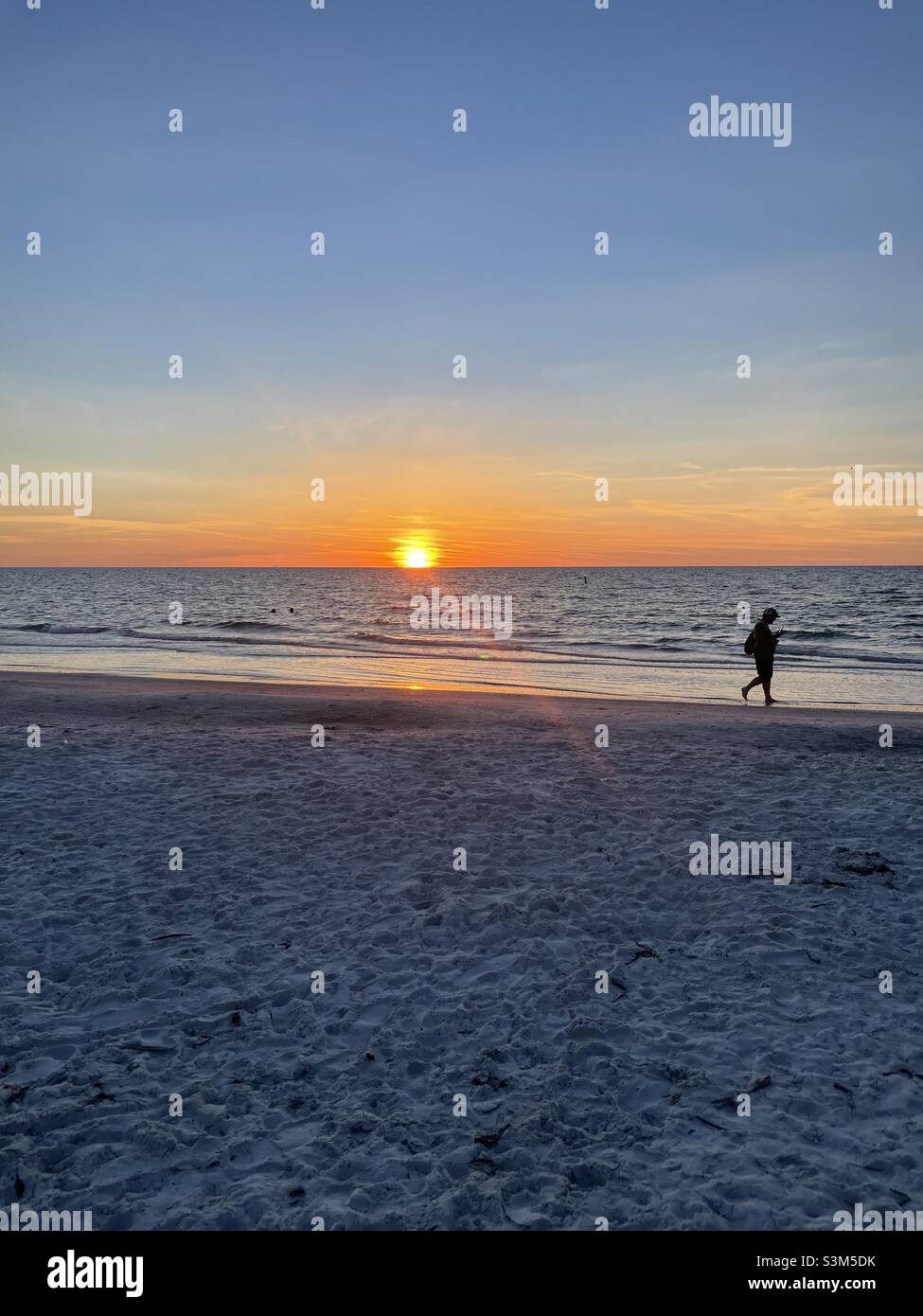 Person on beach hi-res stock photography and images - Alamy