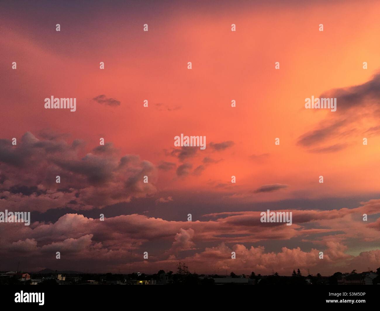 Pink sky skies hi-res stock photography and images - Alamy