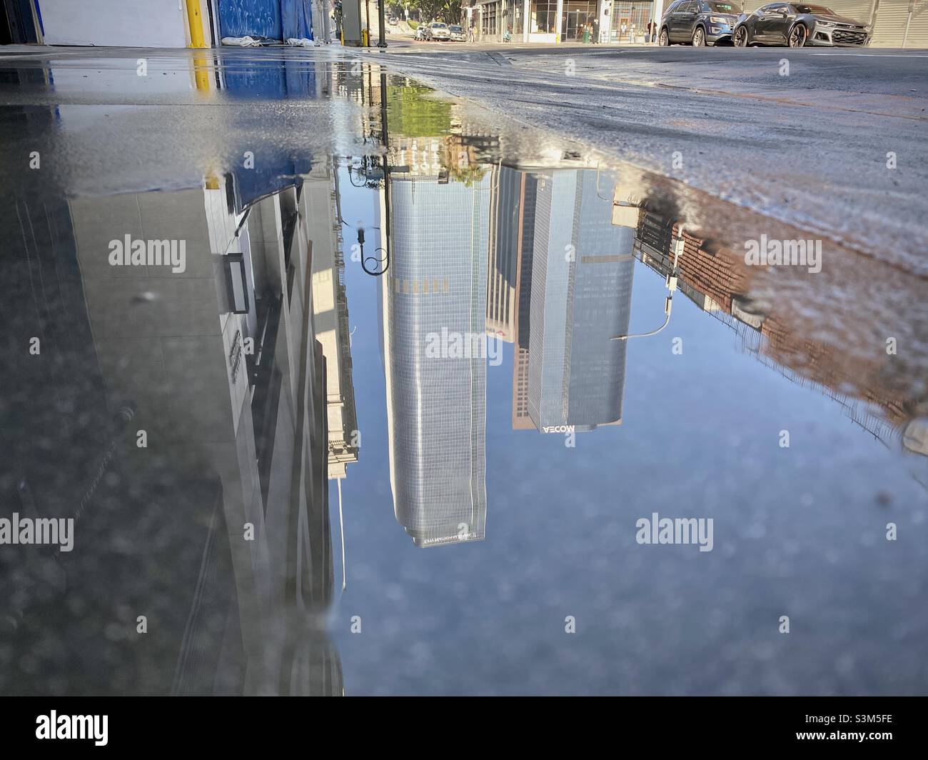 Rain downtown office tower hi-res stock photography and images - Alamy
