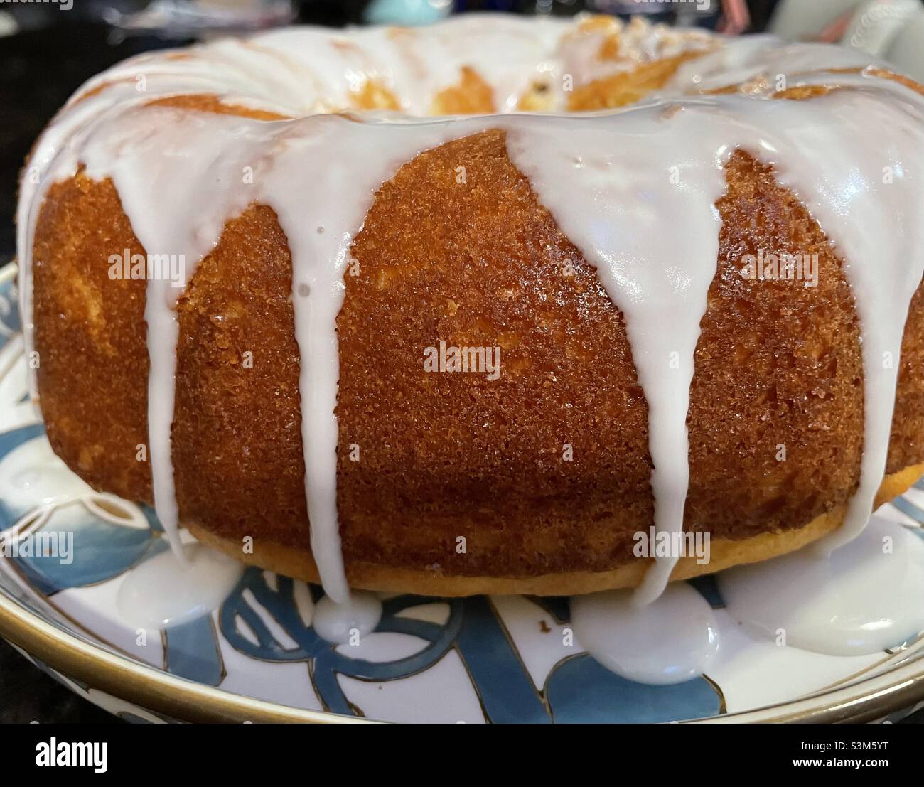 Dripping icing cake hi-res stock photography and images - Alamy