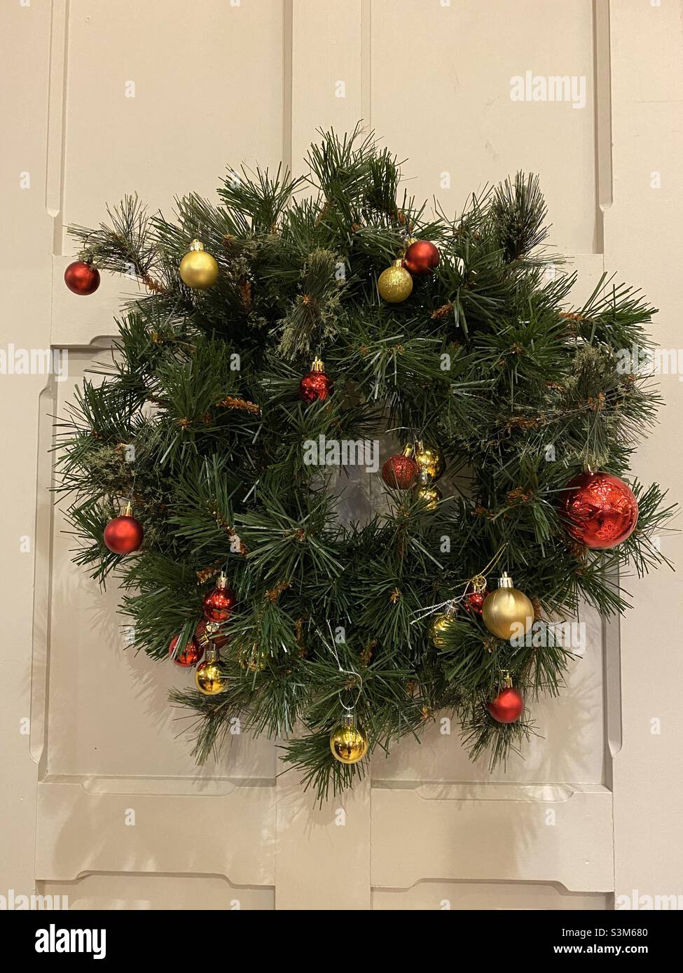 Festive christmas wreath hi-res stock photography and images - Alamy