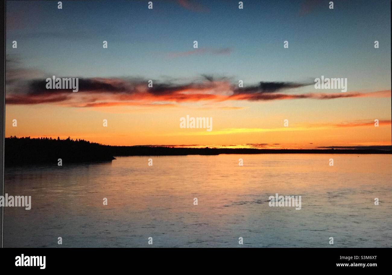 Northwest Territories, Canada, Autumn colours, sunrise, Mackenzie River ...