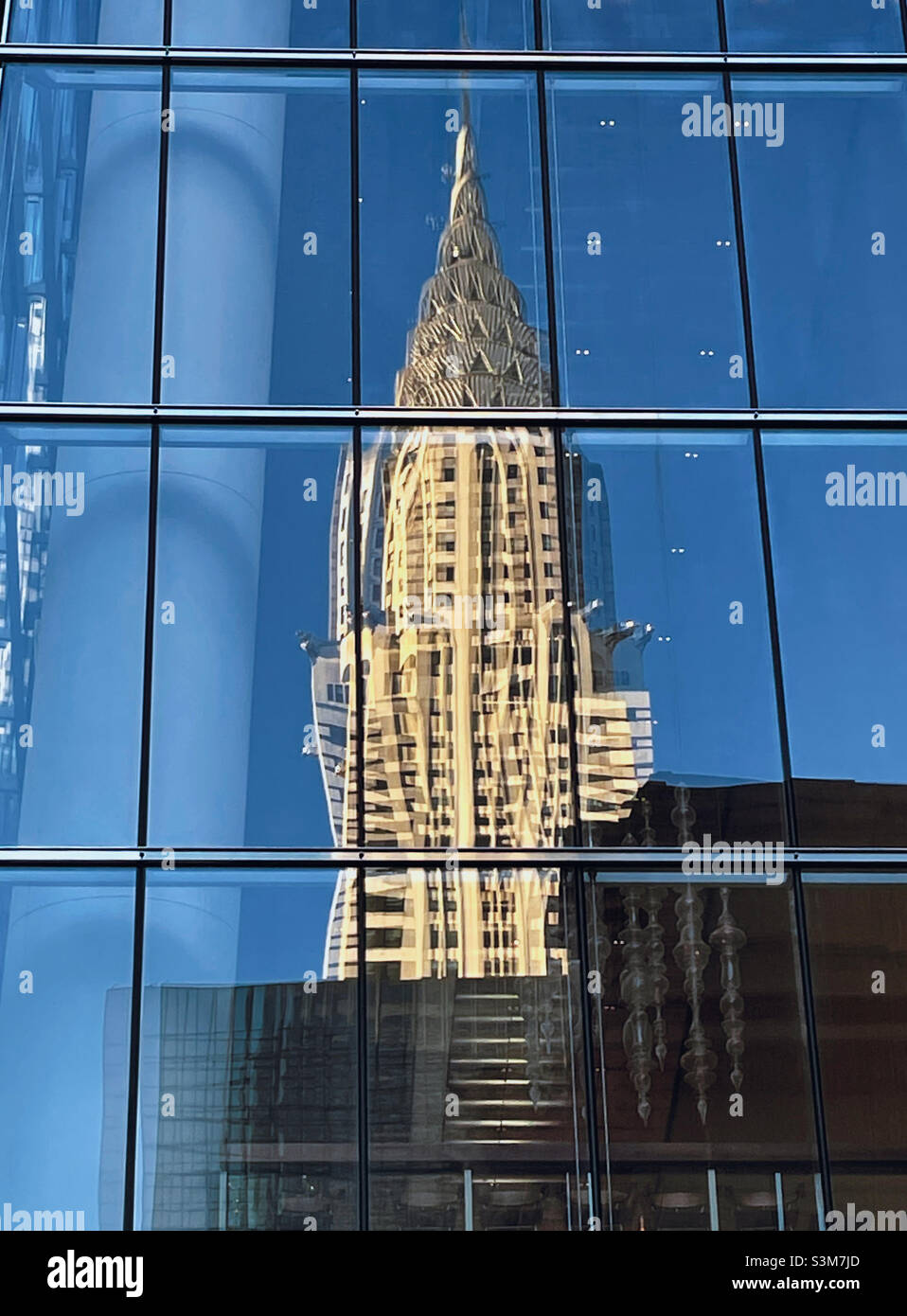 Reflections of the iconic Chrysler building in the glass Façade of One ...