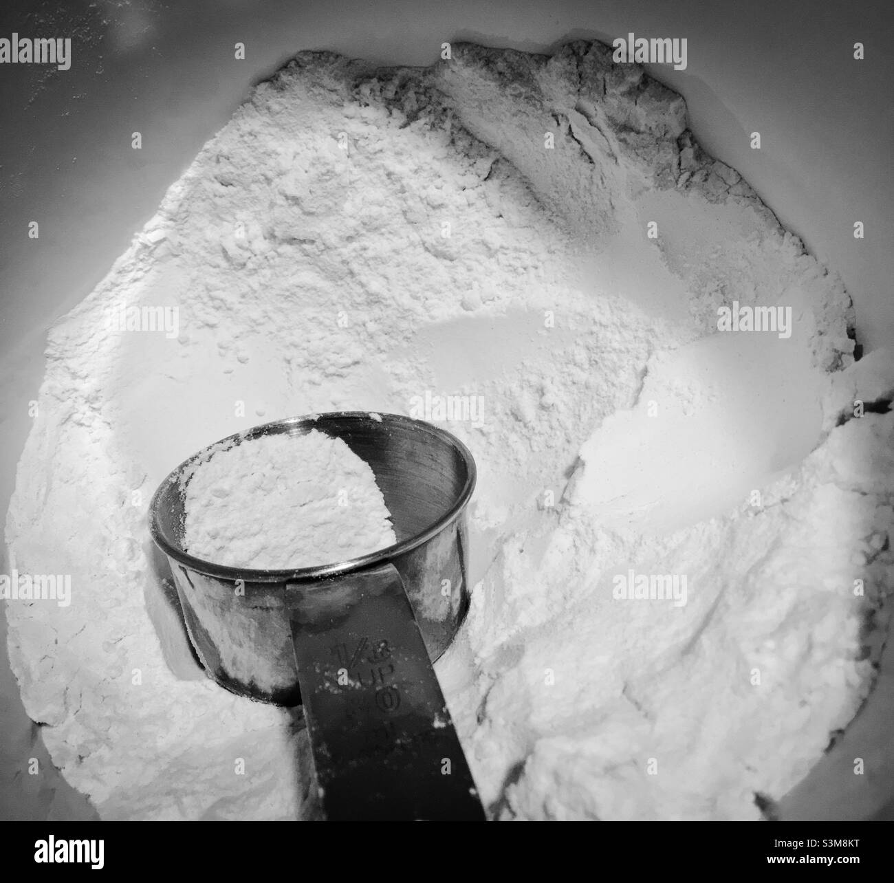 Flour and measuring cup Stock Photo - Alamy