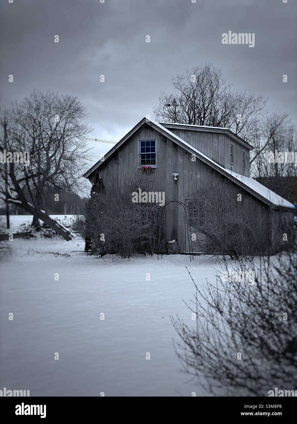 Small house in the snow Stock Photo - Alamy