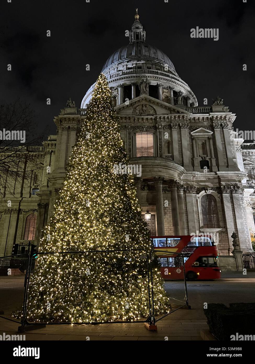 St Paul’s Cathedral London with Christmas tree lights and London’s ...