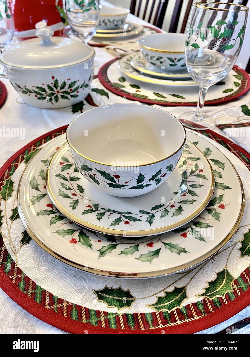 Christmas dishes table hi-res stock photography and images - Alamy