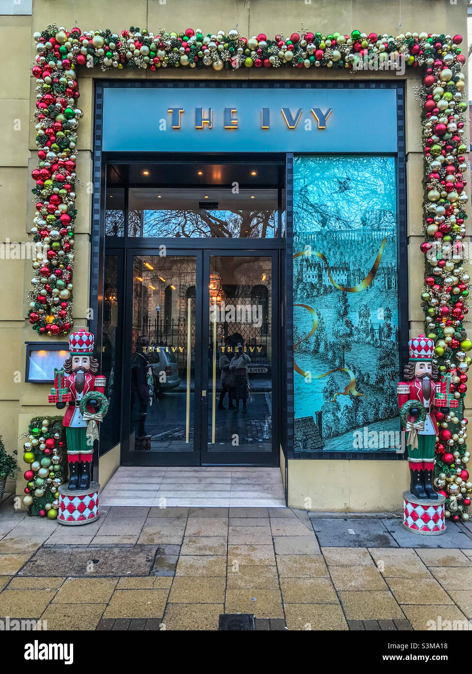 Christmas ivy decoration hi-res stock photography and images - Alamy